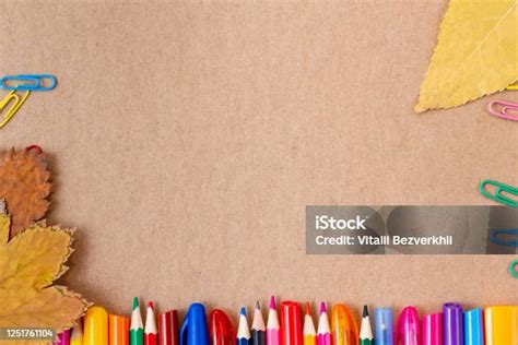 크래프트 골판지 배경에 문구 사무실 용품과 노트북 빈 페이지 다채로운 연필 마커와 펜 모형 다시 학교 개념으로 구성 배경 주제에 대한 스톡 사진 및 기타 이미지 Istock