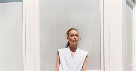 Образ на випускний найгарніші святкові сукні та костюми від українських брендів