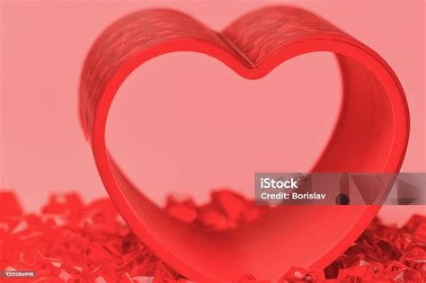 심장 불타는 빨간 돌 위에 서있는 분홍색 배경에 빨간 마음을 닫습니다 하트 모양의 무지개 발렌타인 데이 2 월 14 0명에 대한 스톡 사진 및 기타 이미지 Istock