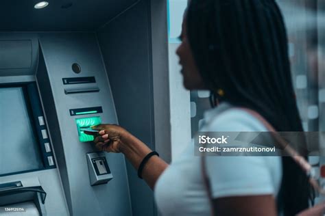 아름다운 아프리카 계 미국인 여자 사용 Atm 기계 와 신용 카드 현금 자동 입출금기에 대한 스톡 사진 및 기타 이미지 현금 자동 입출금기 인사장 여자 Istock