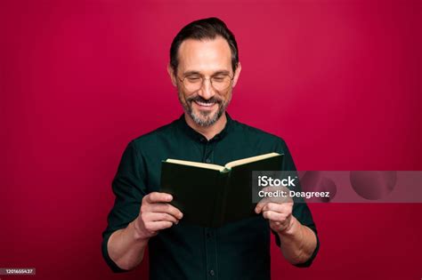 명랑 한 매력적인 성공적인 남자 독서 책 터닝 페이지의 사진 새로운 정보 고립 된 생생한 색상 배경 갈색 머리에 대한 스톡 사진 및 기타 이미지 Istock