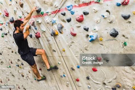 실내 인공 벽 등반 연습 바위 남자 액티브 라이프 스타일 및 Bouldering 개념입니다 등정에 대한 스톡 사진 및 기타 이미지 Istock