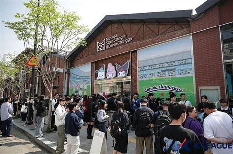 올해도 오픈런…k리그 산리오 성수 팝업 첫날부터 북새통