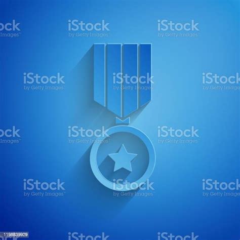종이 컷 군사 보상 메달 아이콘 은 파란색 배경에 고립 육군 표지판 종이 아트 스타일입니다 벡터 일러스트레이션 군사에 대한 스톡 벡터 아트 및 기타 이미지 Istock