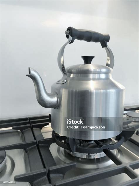 주물과 가스 호브손잡이가 있는 대형 산업용 크기의 주전자 0명에 대한 스톡 사진 및 기타 이미지 0명 가구 가스렌지 Istock