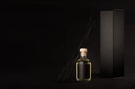 검은 배경에 향수와 향기로운 막대기와 유리 병 디퓨저 가정용 화장품의 광고에 대한 고급 어두운 조롱 복사 공간 0명에 대한 스톡 사진 및 기타 이미지 Istock