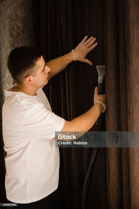 추출기로 커튼 청소 커튼에서 먼지와 먼지를 추출하는 과정 전문 청소 서비스에서 추출 방법을 사용하여 커튼을 드라이 클리닝합니다 30 34세에 대한 스톡 사진 및 기타 이미지