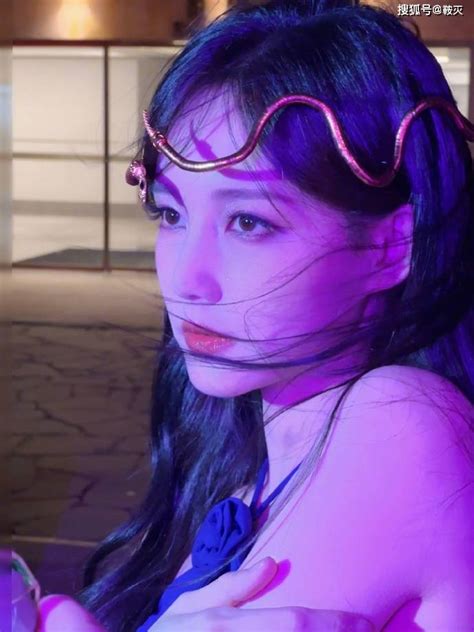 李一桐夜色中拍摄照片，光影变化明显 搜狐大视野 搜狐新闻