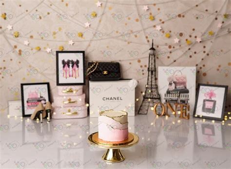 دانلود بک دراپ تولد دخترونه با دکور برج ایفل و چمدون و کفش تم صورتی