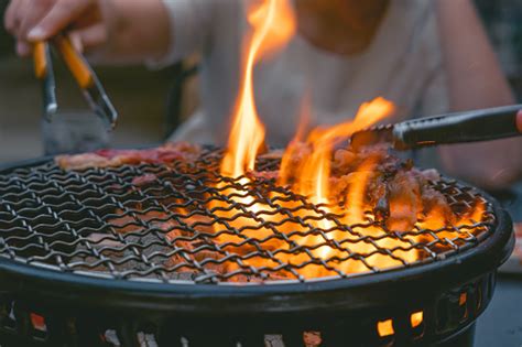 Kompor Panggangan Barbekyu Api Panas Makan Dengan Panggangan Bbq Daging Sapi Yakiniku Foto Stok