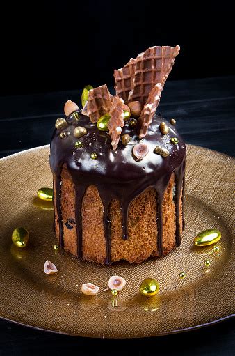 소박한 스타일로 장식된 테이블에 흰색 아이싱과 설탕 장식이 있는 다양한 봄 부활절 케이크 윤기 낸 음식에 대한 스톡 사진 및