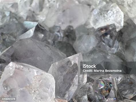 이 이미지는 어둡고 흐릿한 배경에 투명하고 날카로운 결정이 빽빽하게 배열된 결정질 광물의 클로즈업을 보여줍니다 0명에 대한 스톡 사진 및 기타 이미지 Istock