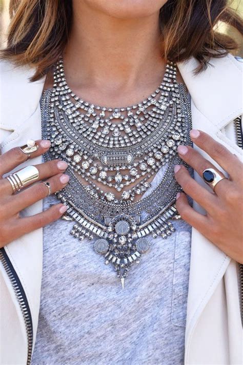 Что носить на шее платок цепочку украшения кольцо крест снуд Что можно и что нельзя нос