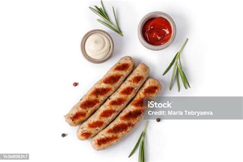 로즈마리와 소스가있는 흰색 배경에 고립 된 구운 소시지 상단보기 복사 공간 바베큐 구이에 대한 스톡 사진 및 기타 이미지 구이 굽기 독일 음식 Istock