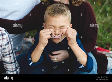 Ziehen Gesicht Machen Fotos Und Bildmaterial In Hoher Auflösung Alamy