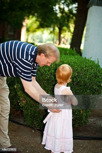 Fahter 끼워팔기 이 나비매듭 자신의 딸이다 왜고너의 정장용 2명에 대한 스톡 사진 및 기타 이미지 2명 4 5세 걷기 Istock