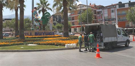 Daha önce kısa süre kullanılan horoz heykeli depodan çıkarılıp kaidesine yerleştirildi