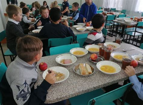 Коли я була маленькою батьки віддали мене до школи інтернату але коли я досягла перших успіхів