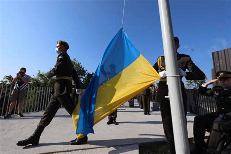 У Львові підняли Державний прапор над Меморіалом памяті Героїв Небесної Сотні ФОТО ВІДЕО