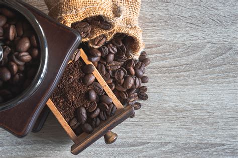 빈티지 라인의 나무 상자에 짓 눌린된 거친 지상 볶은 커피 원두를 닫습니다 가루로 빻은에 대한 스톡 사진 및 기타 이미지 가루로 빻은 갈색 개념 Istock