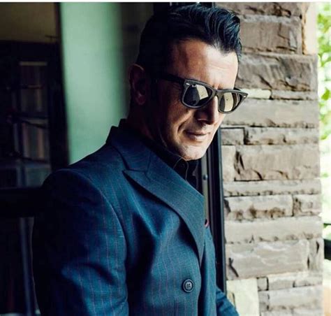 عینک آفتابی امین حیایی و راز جذاب بودن آن Komolife