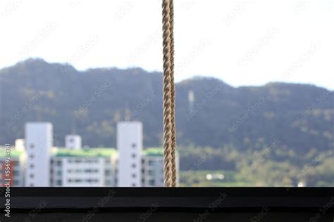 Foto De 고층건물 외부공사를 위해 설치된 로프를 베란다에서 바라본 모습 Do Stock Adobe Stock
