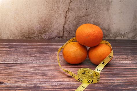 나무 테이블에 다이어트와 측정 테이프에 대 한 신선한 과일 다이어트와 건강 한 라이프 스타일의 개념 가냘픈에 대한 스톡 사진 및 기타 이미지 Istock