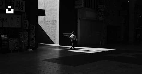 외로운 형체가 빛 속을 걷고 있습니다 사진 Unsplash의 무료 건물 이미지