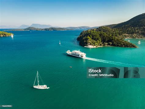 보트와 요트가 많은 니드리 항구의 공중 전망 화창한 여름 날에 레프카다 섬의 해안 0명에 대한 스톡 사진 및 기타 이미지 0명 경관 계류 Istock