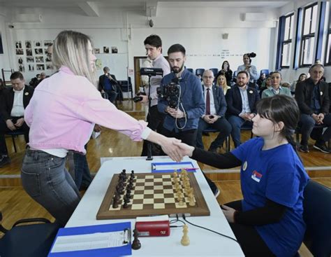 АЛМАГИ Алумни Математичке гимназије On Linkedin У сали Математичке гимназије свечано је