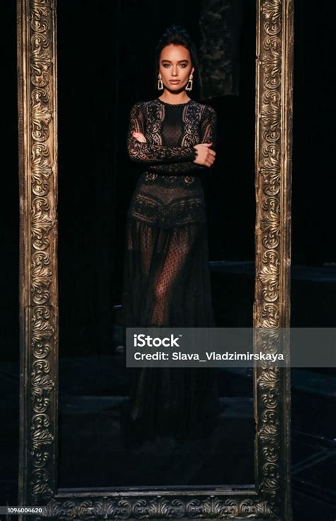 극장에서 포즈 고급 스러운 이브닝 드레스에 검은 머리와 아름 다운 여자 갈색 머리에 대한 스톡 사진 및 기타 이미지 갈색 머리 개인 장식품 거울 Istock