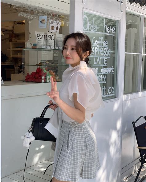 수현 제품협찬 Pradabeauty 드디어 만난 프라다 뷰티의 쿠션 🤍 프라다의 리나일론 소재가 패키지에 그대로 사용되어 고급지구요 엄청 얇고 가볍게 발리는데