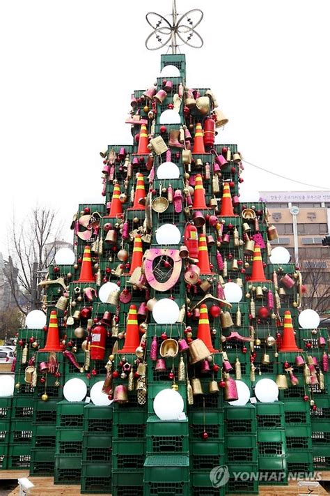 세상에 하나뿐인 폐품 크리스마스 트리