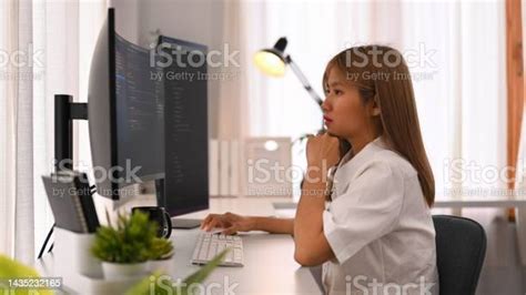 컴퓨터 화면에서 코딩된 데이터로 작업하는 여성 소프트웨어 개발자 프로그래밍 및 코딩 기술 개발 컴퓨터 프로그래머에 대한 스톡