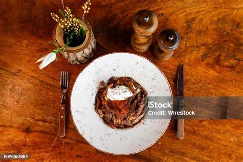 토마토와 소스를 곁들인 접시에 구운 쇠고기 타르트의 최고 모습 건강한 식생활에 대한 스톡 사진 및 기타 이미지 건강한 식생활 고명 구이 Istock