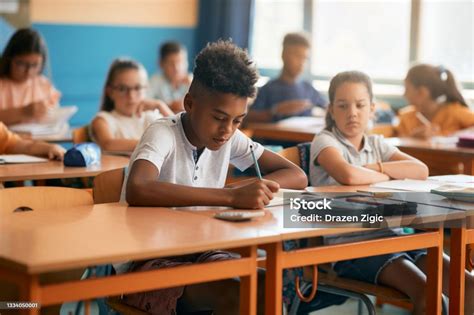 학교에서 수업 중에 노트북으로 글을 쓰는 흑인 초등학생 교육에 대한 스톡 사진 및 기타 이미지 교육 10 11세 25