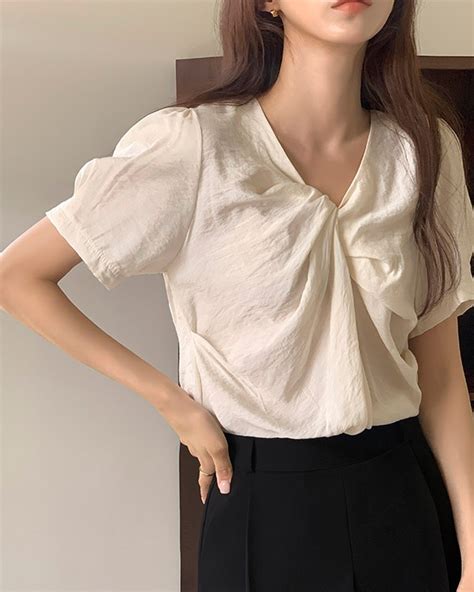 퓨어다 그로브 언발 꼬임 반팔 블라우스 여름간절기반팔퍼프소매꽈배기꼬임트위스트블라우스오피스룩출근룩하객룩데이트룩나들이룩