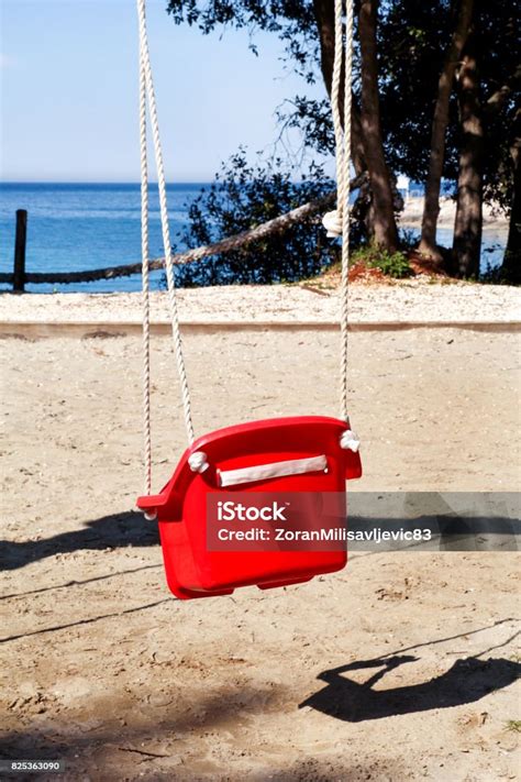 해변에 빨간색 스윙 평안한 푸른 바다 배경 화창한 날 여름 시간에 아이 들 놀이터에서 빈 체인 스윙 여행 아름 다운 자연 환경 지중해 아드리아 해 계절에 대한 스톡 사진 및