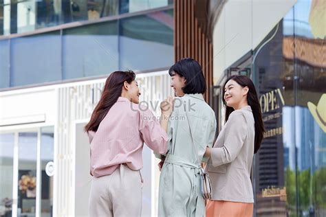 오프라인에서 쇼핑하는 젊은 여자 친구 사진 무료 다운로드 Lovepik