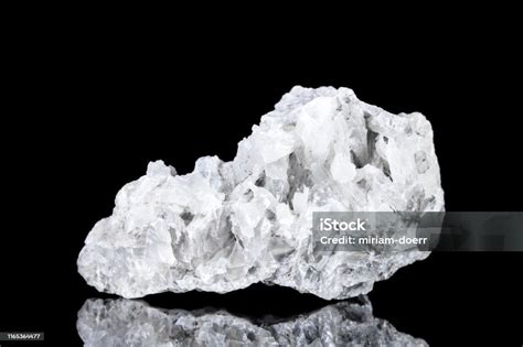 검은 배경 광물학 및 난교 앞의 원시 흰색 방해석 미네랄 스톤 0명에 대한 스톡 사진 및 기타 이미지 0명 거친 검은색 Istock