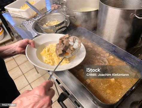 슈베비쉬의 전형적인 슈바벤 레스토랑 그뮌트 오스탈브크라이스 바덴 뷔르템베르크 스튜 가이스부르크 슈페츨레 감자를 곁들인 마르슈 쇠고기 고기 향신료 양파 국물 당근 가공육에