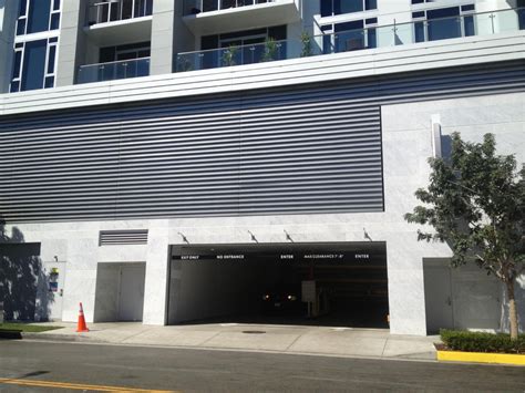 8500 Burton Way Garage Parking In Los Angeles Parkme