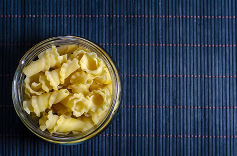 평평한 평지 생 Gigli 또는 캄파넬 파스타가있는 유리 항아리 곡초류에 대한 스톡 사진 및 기타 이미지 곡초류 나선형 날것 Istock