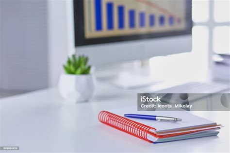 대리석 책상에 작업 프레 젠 테이 션 이랑 데스크톱 컴퓨터 및 사무 용품 노트북에 대한 스톡 사진 및 기타 이미지 노트북