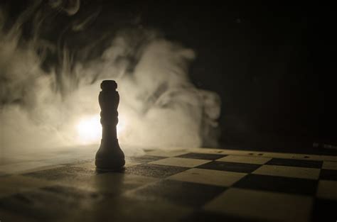 사업 아이디어와 경쟁 및 전략 아이디어 Concep 체스 보드 게임 개념 체스는 연기와 안개와 어두운 배경에 인물 개념에 대한 스톡 사진 및 기타 이미지 Istock
