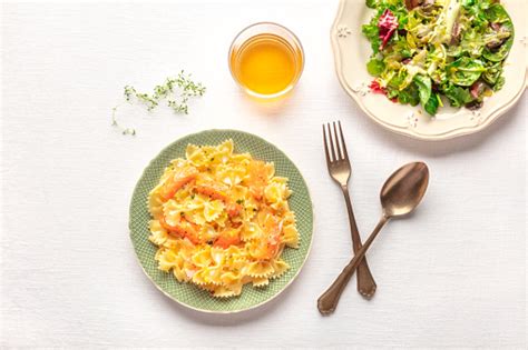 파스타와 와인 이탈리안 식사 훈제 연어와 크림 소스가 있는 Farfalle 위에서 촬영 한 와인 한 잔 황제 잎 샐러드 복사 공간 그릇에 대한 스톡 사진 및 기타 이미지