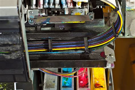 프린터가 부품으로 분해됩니다 깨진 더러운 먼지가 많은 프린터 장비 수리 서비스 센터 잉크로 리필하고 인쇄 장비의 청소 개선에