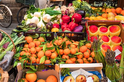 다양 한 신선한 과일 및 야채 시장에 카운터 야외 잘 익은 과일의 큰 선택 감귤류 과일에 대한 스톡 사진 및 기타 이미지 감귤류 과일 거리 건강한 식생활 Istock