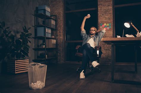 청바지 데님 옷과 갈색 모자 모자를 입고 Manque 기업가의 사진은 자신의 아이디어와 그가 그를 기쁘게하지 않는 것을 차지하는 이해 경영자에 대한 스톡 사진 및 기타