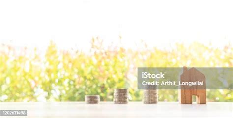 돈 절약 동전 나무 주택 모델 부동산 투자 모기지 금융 현실에 대한 나무 테이블 개념에 공공 공원에 대한 관심이 증가와 스택 부동산 사업부의 급여 소득 개념에 대한 스톡